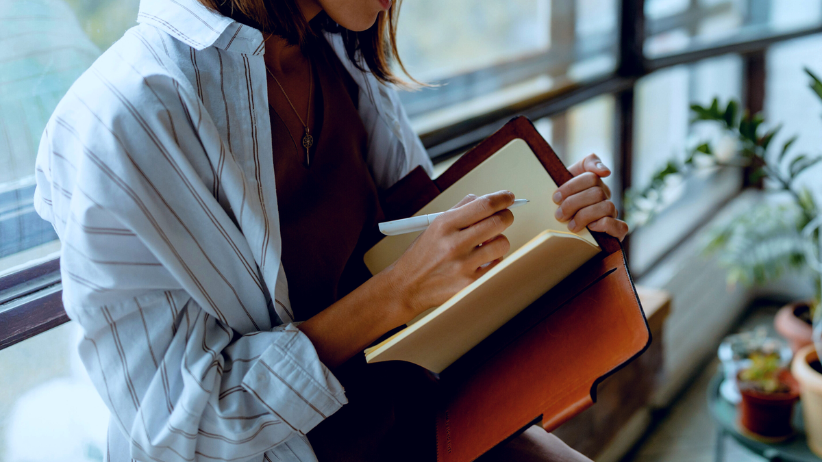 6 Easy-To-Use Manifestation Journals To Set You Up For Success